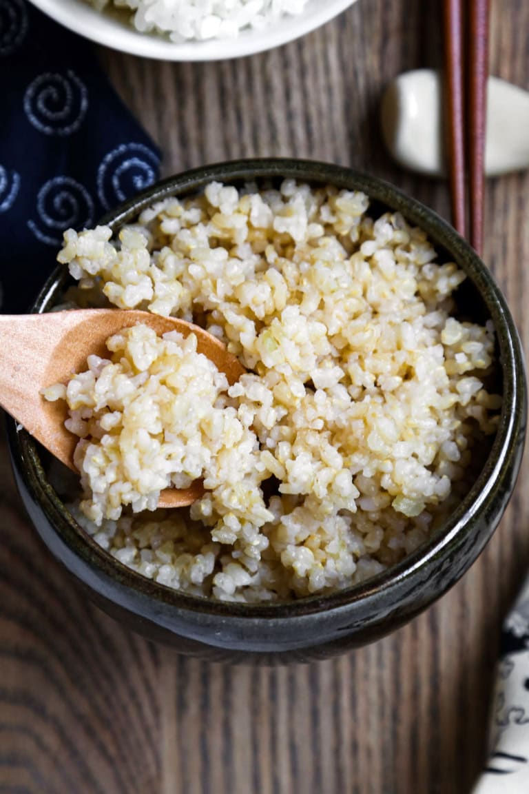 How To Cook White Rice and Brown Rice In A Rice Cooker: Easy Step By ...